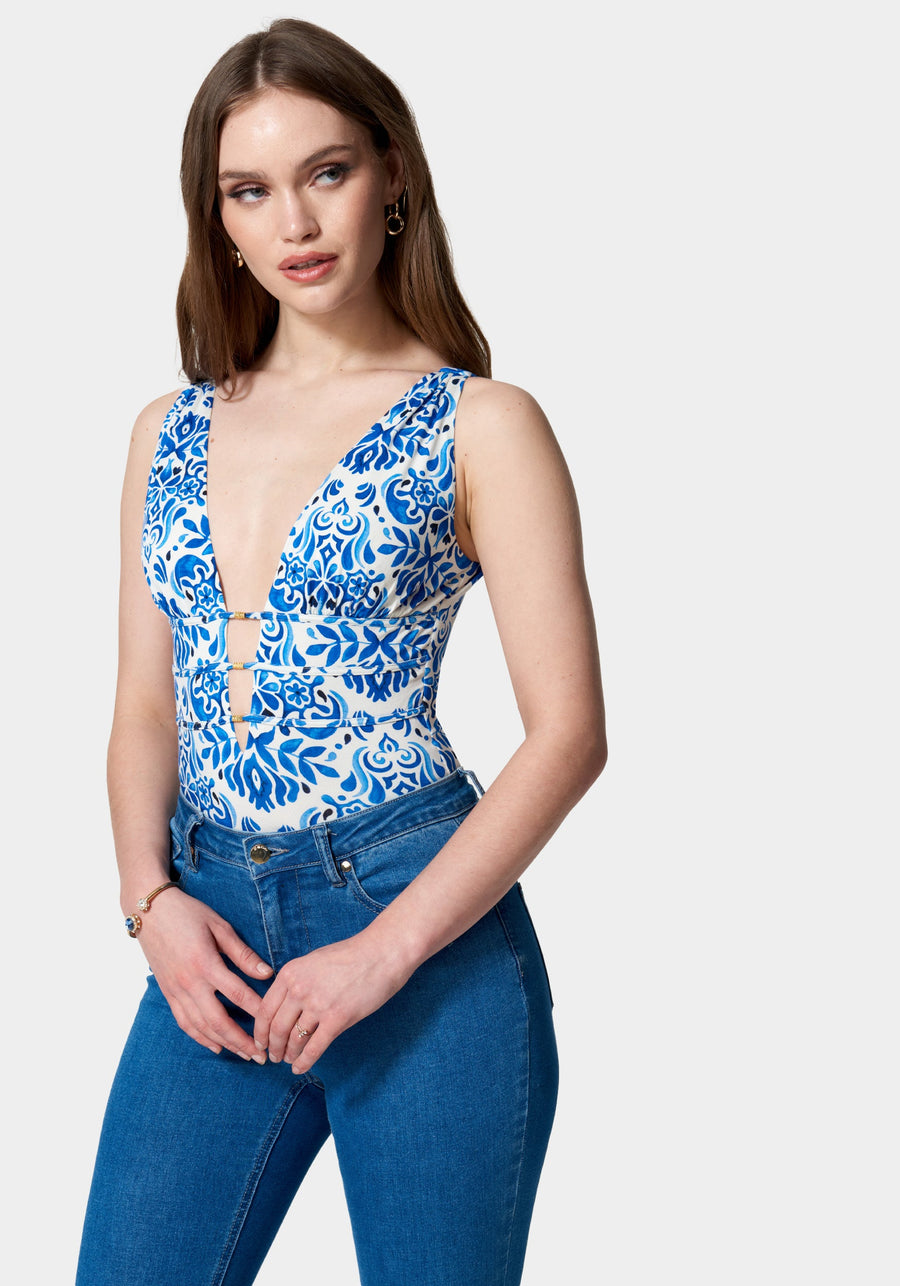 Sleeveless Ruched Deep V Printed Knit Bodysuit – bebe